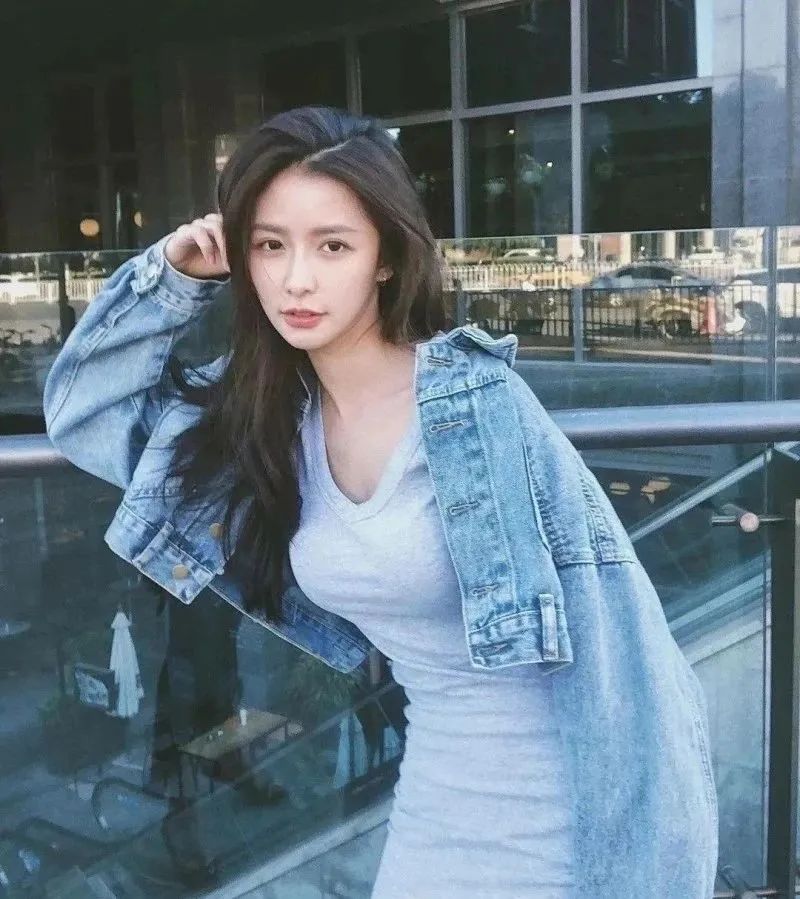 Cai Zhuoyi, known as the "Oxygen Girl", has a sweet appearance and a proud figure, but her love ...