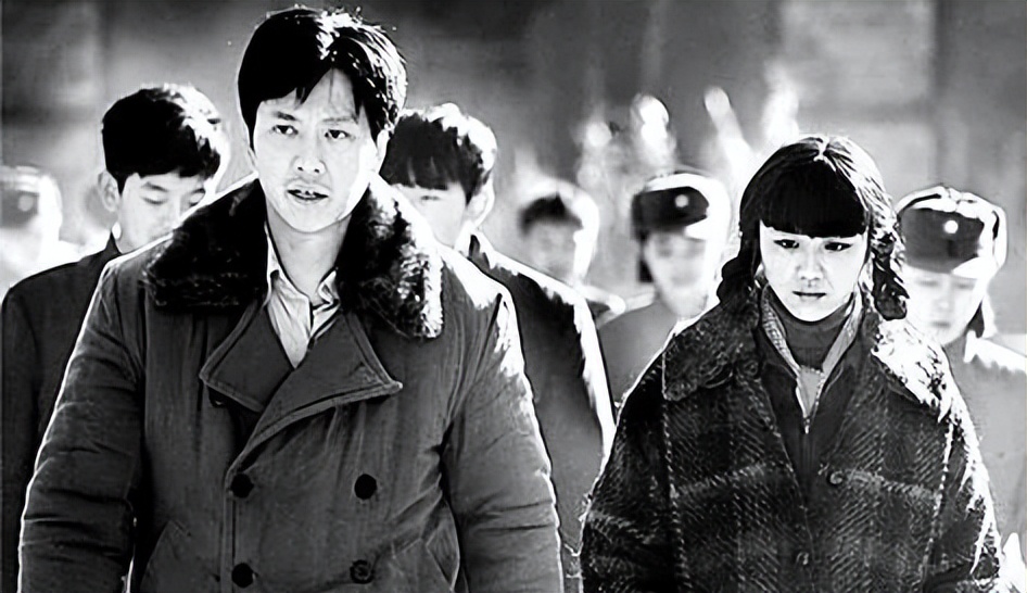 In the movie "Xiao Hong", what method did the director use to explain a ...