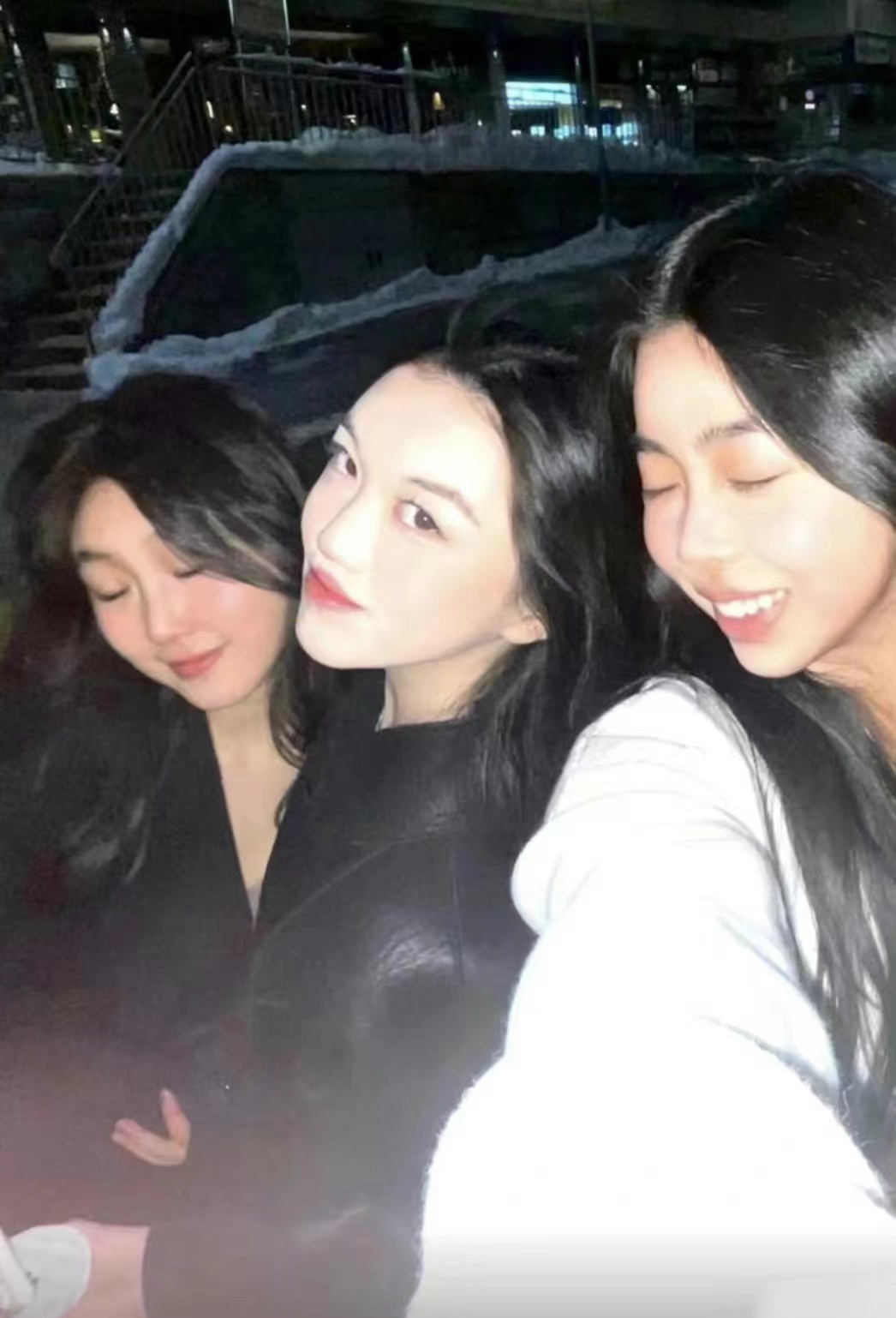 Li Yan and her friends are on vacation abroad, wearing a bikini to show off her supermodel body ...