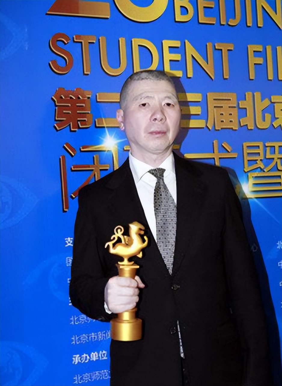 Feng Xiaogang has caused controversy again, but at the age of 65, he has embarked on another ...