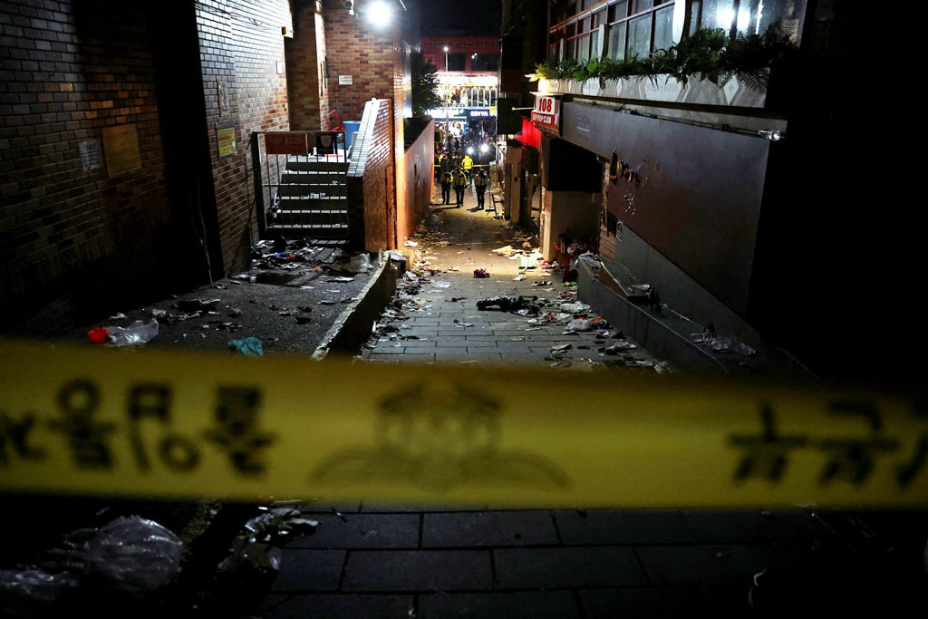 A large number of people were "smashed down in an instant!" Two ...