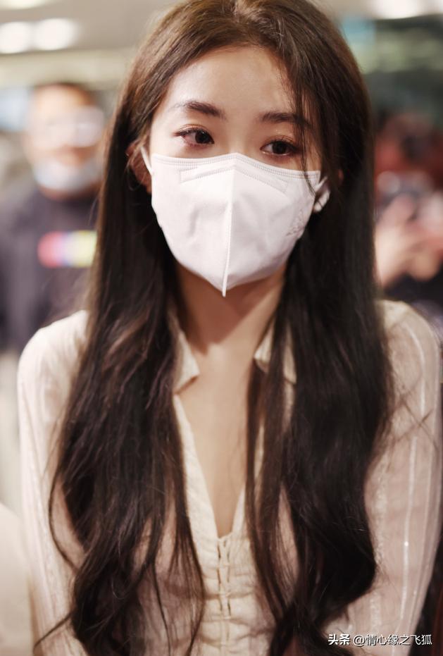 Yu Yan wears a long-haired shawl mask and wears a lace-up shirt with ...