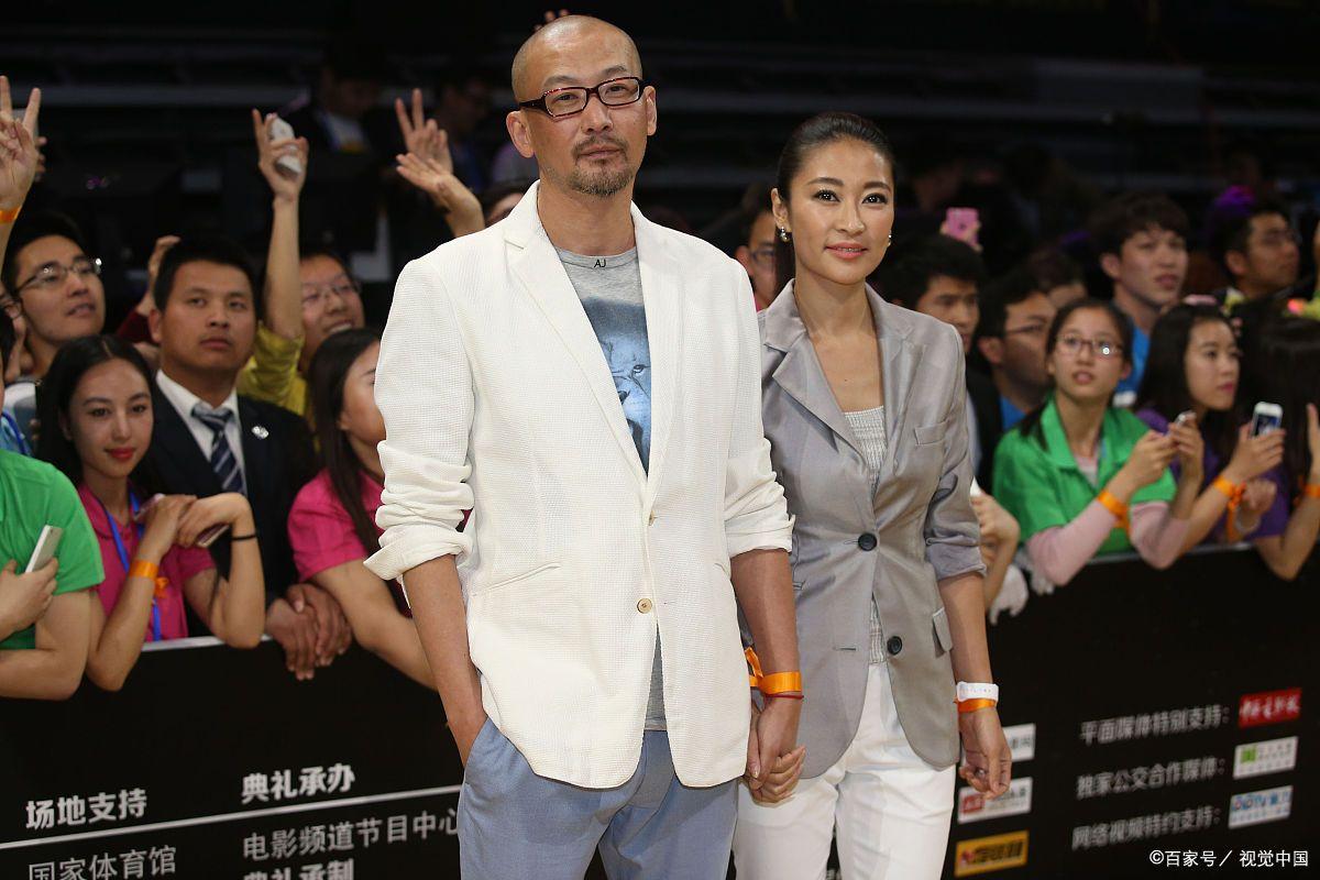 Guan Hu and Liang Jing clasped their fingers on the streets of Hong ...
