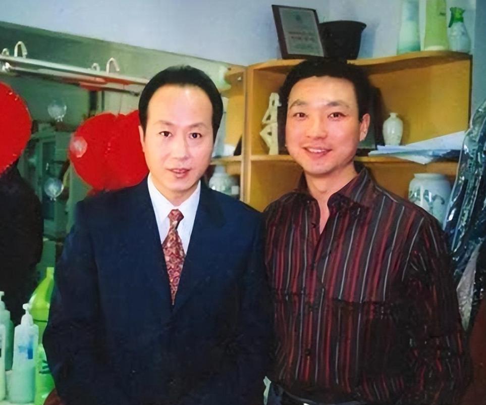 Luo Jing's widow Liu Jihong cried at her husband Luo Jing's funeral ...