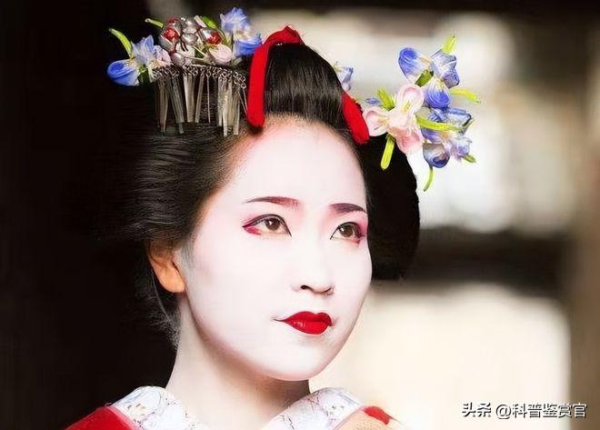 How weird is the Japanese oiran? What is the difference between wearing ...
