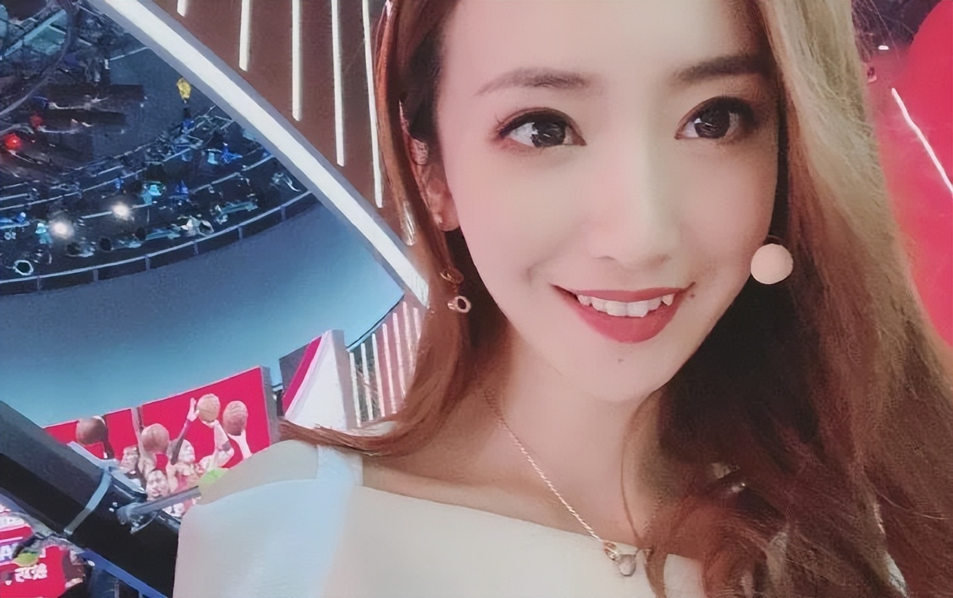 She is the most beautiful anchor in the NBA, with fair skin and ...