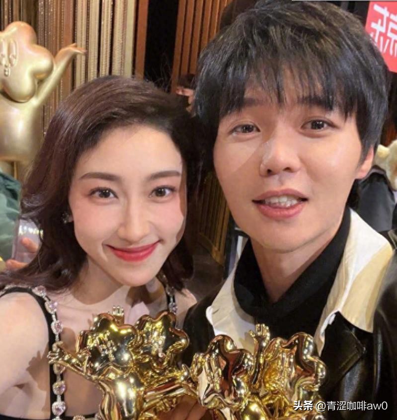 Zuo Lingfeng and Zhang Xiaowan held hands to reveal their relationship. Neither of them ...
