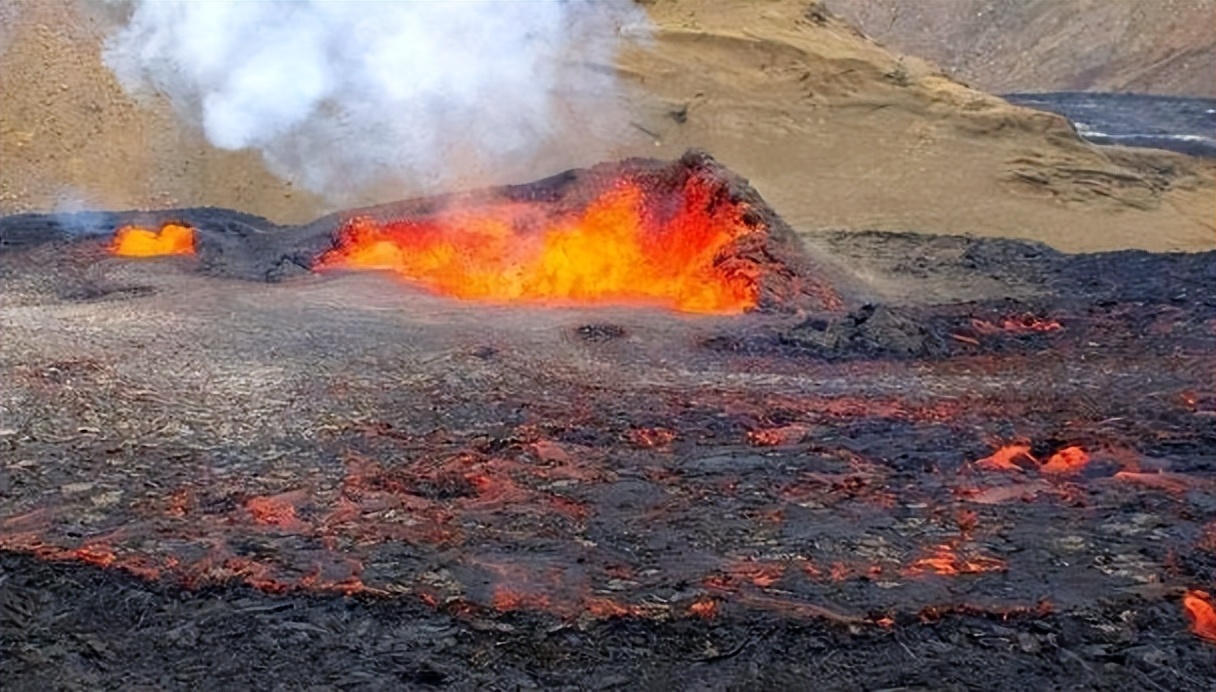 Iceland's volcano continues to erupt, lava flows out, and poisonous gas ...