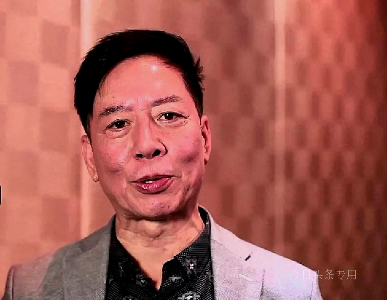 A well-known veteran actor from TVB never leaves his hand. He has white ...