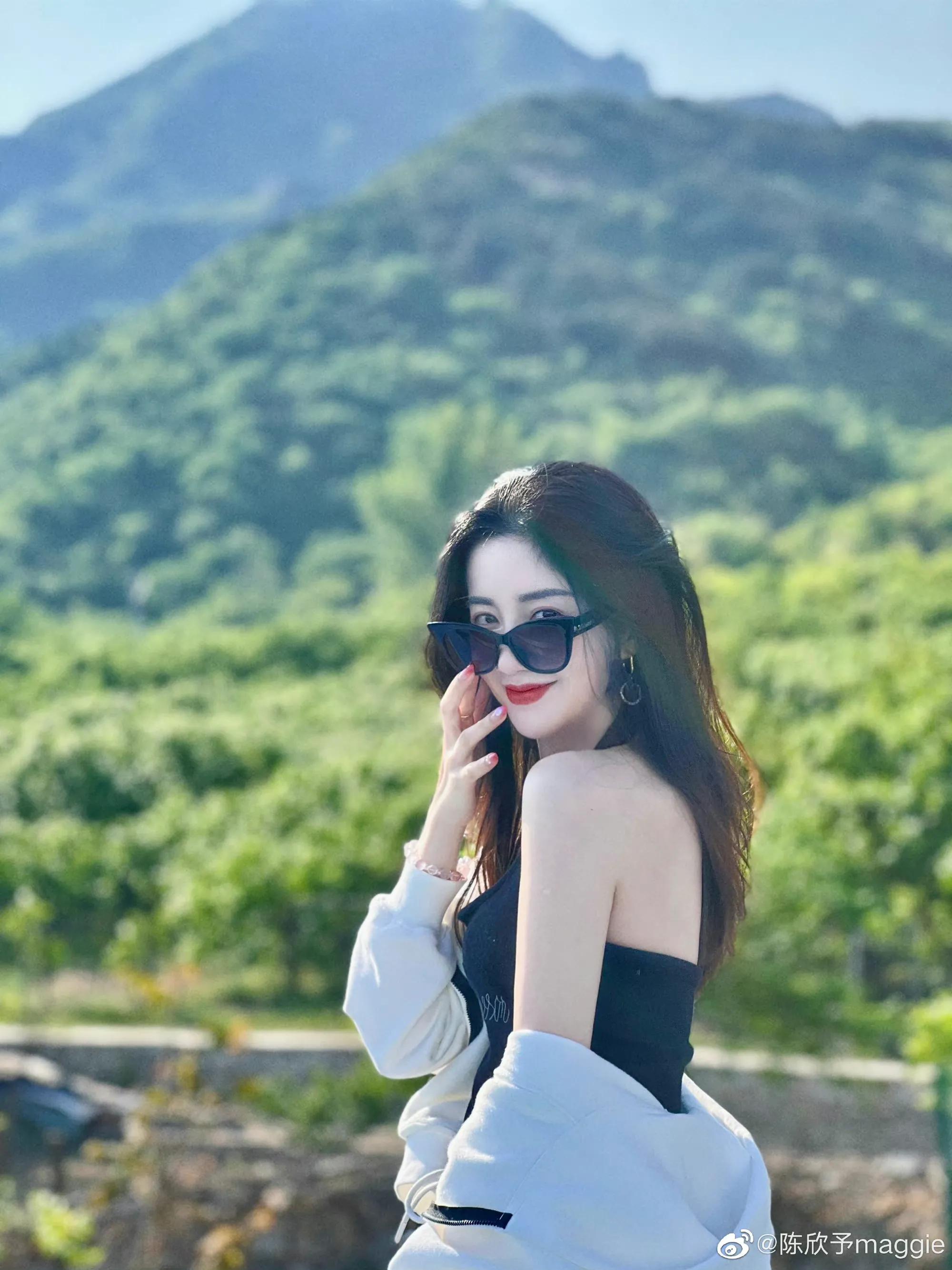 Chen Xinyu wallpaper sharing: curly hair, red lips, elegant temperament ...