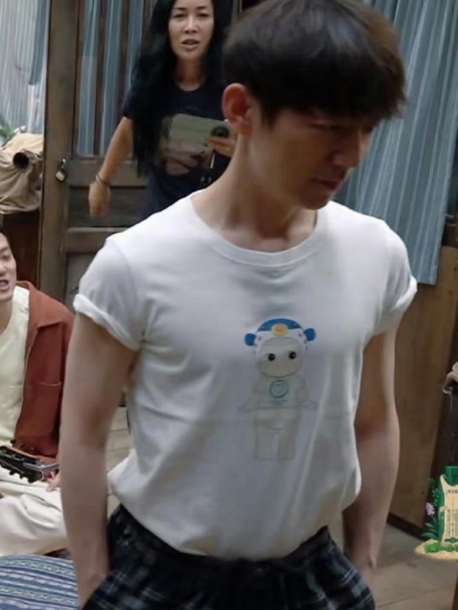 He Jiong showed off his muscular lines on the show. Netizens praised ...