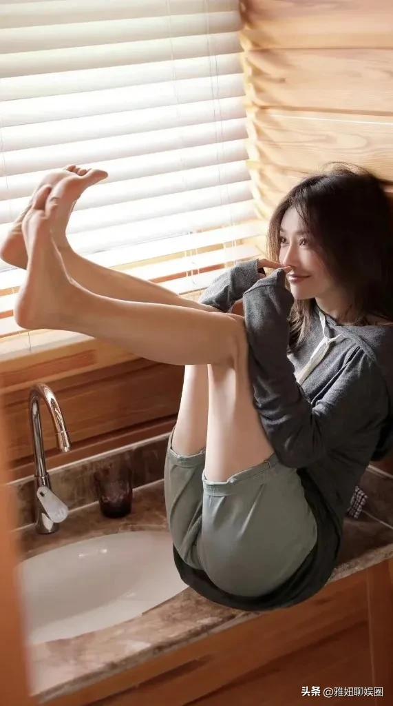 Photos of Qin Lan's bare feet - iNEWS