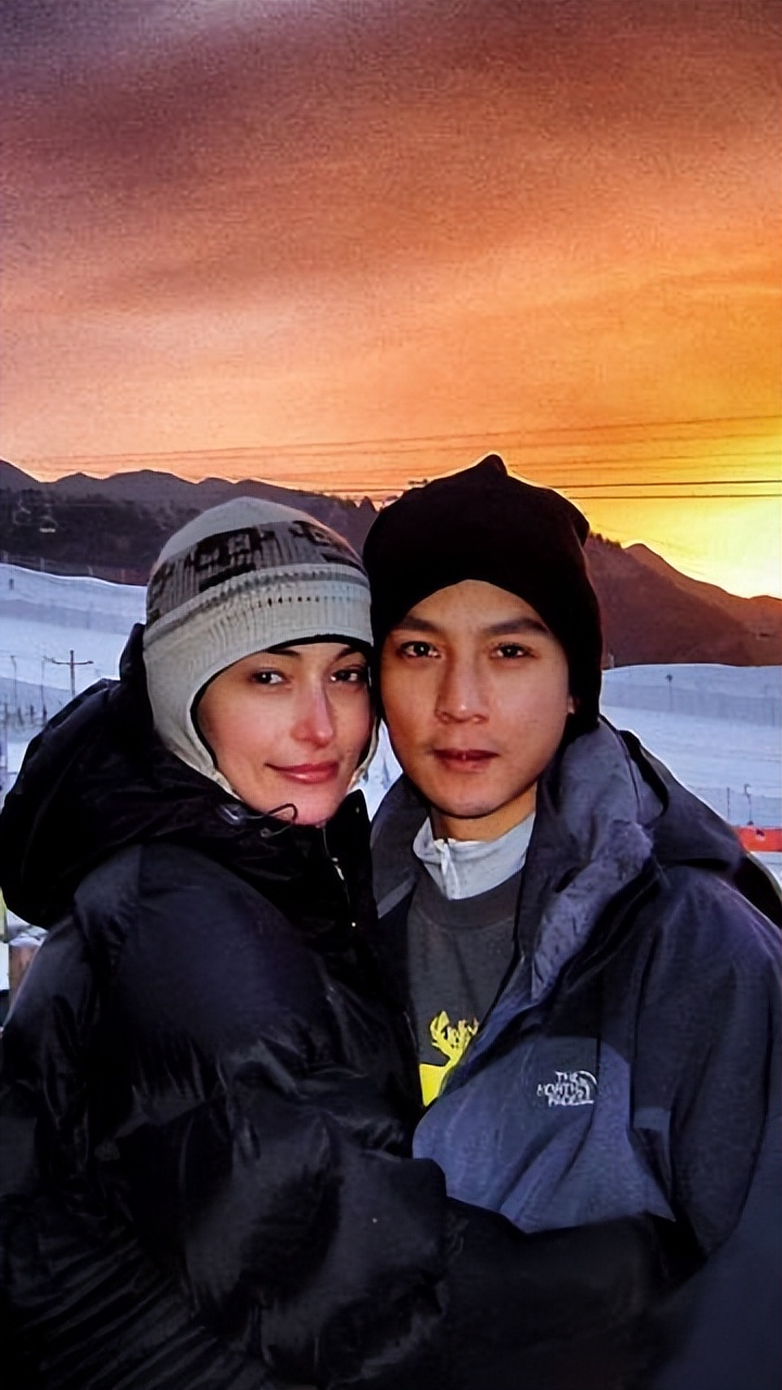 Wu Yanzu posted an old photo from 21 years ago to celebrate his wife's ...