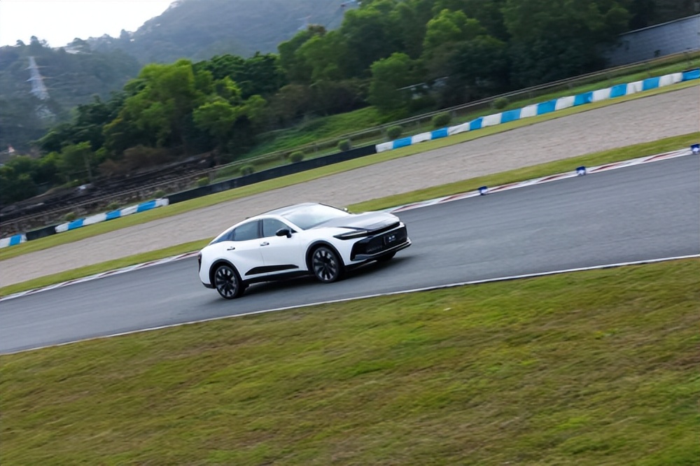 Perfect luxury, distinguished driving: crown SportCross luxury feast ...