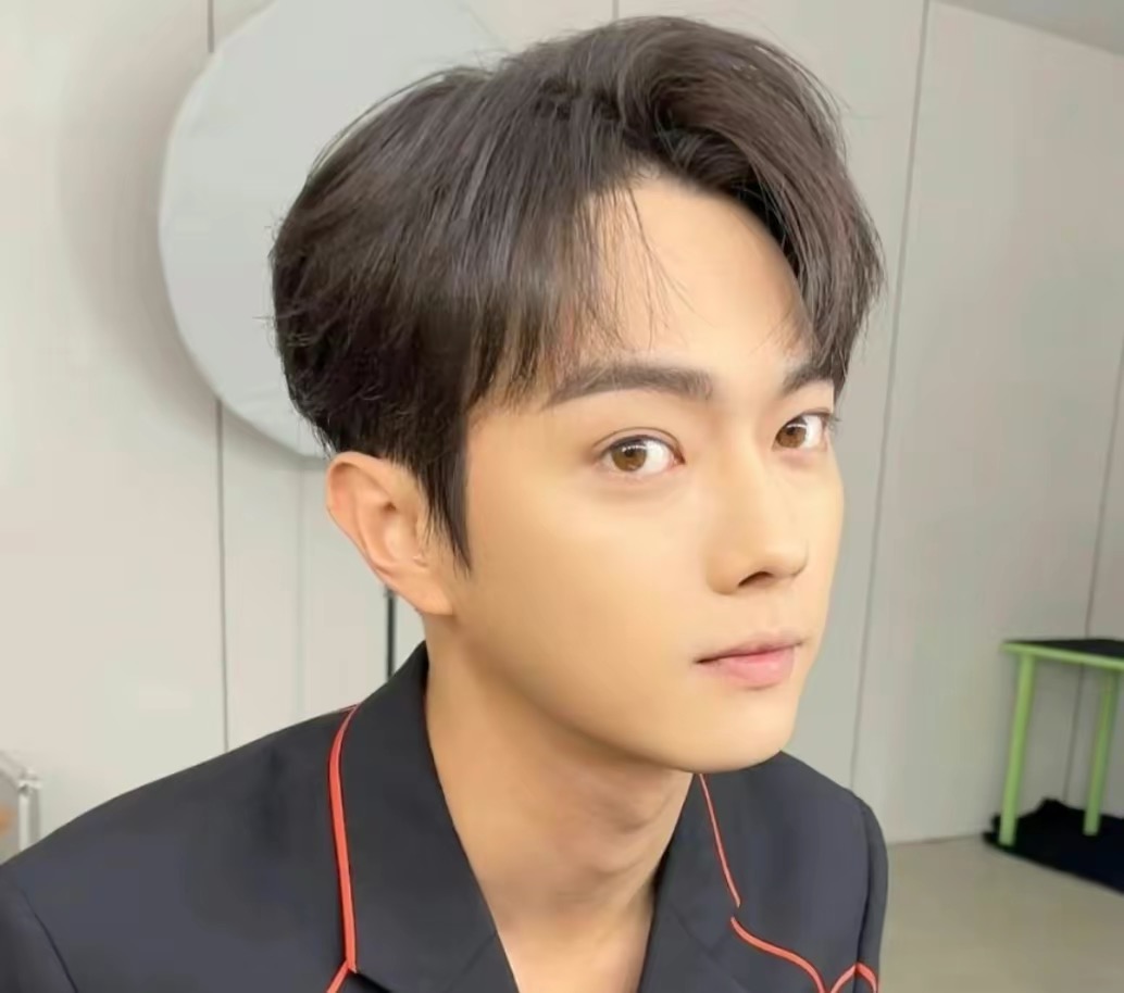 Xu Kai started a live broadcast without makeup, his unshaven beard looks greasy, and his ...