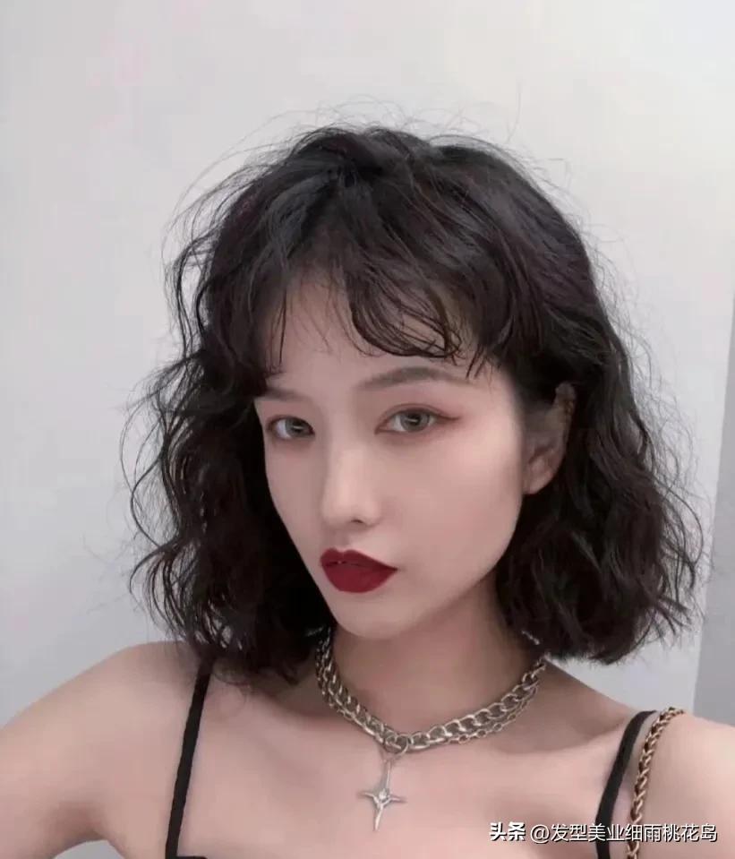 Beautiful Short Hair "French Perm" - iMedia