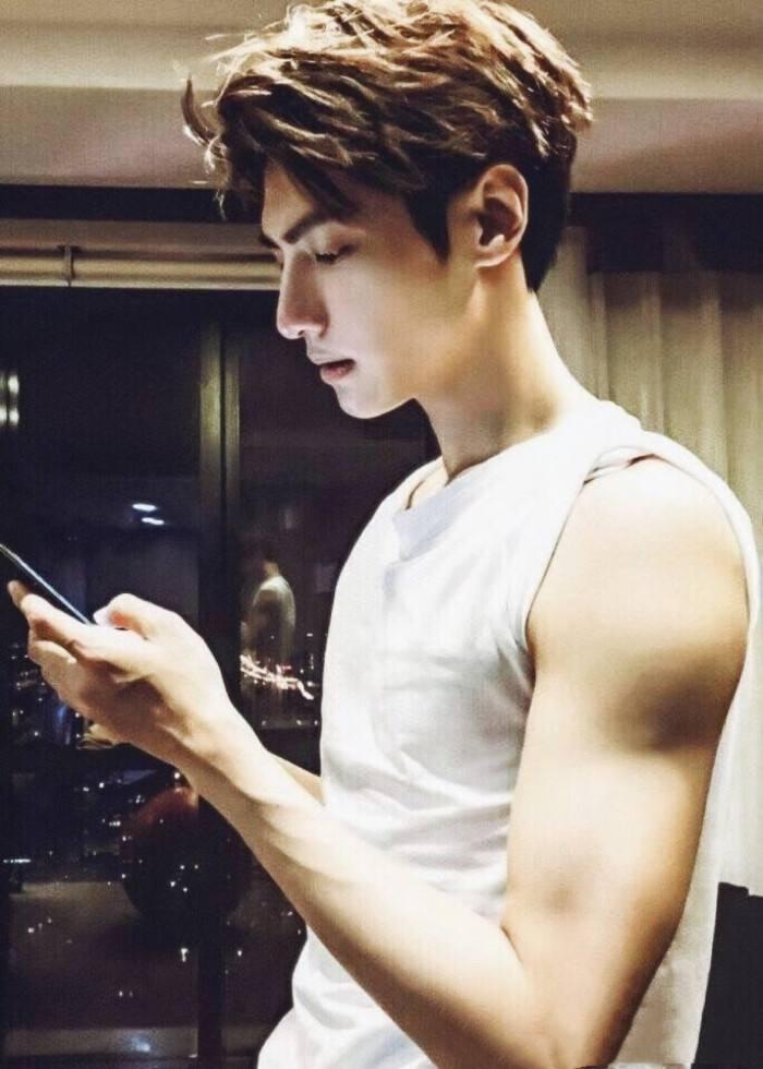 Luo Yunxi's "chopstick legs" are just right - iNEWS