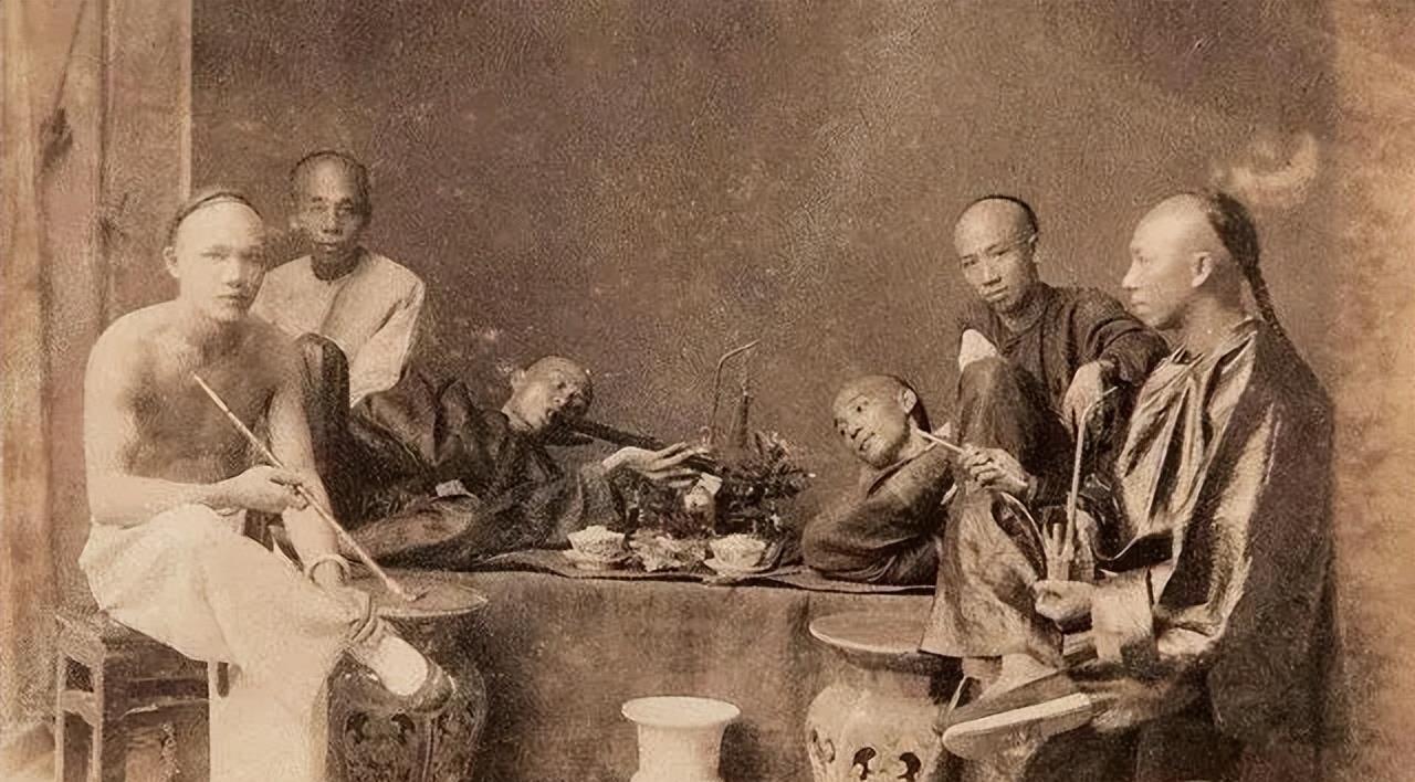 Real scenes of opium dens in the late Qing Dynasty: men are skinny and ...