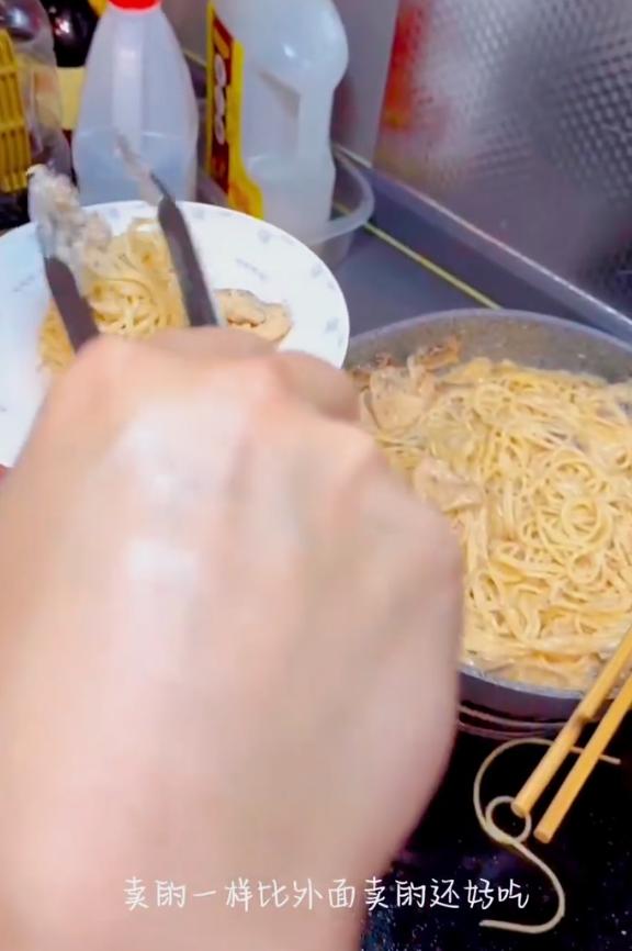 Mei Ting shows off her daily happiness, her husband cooks for a family ...