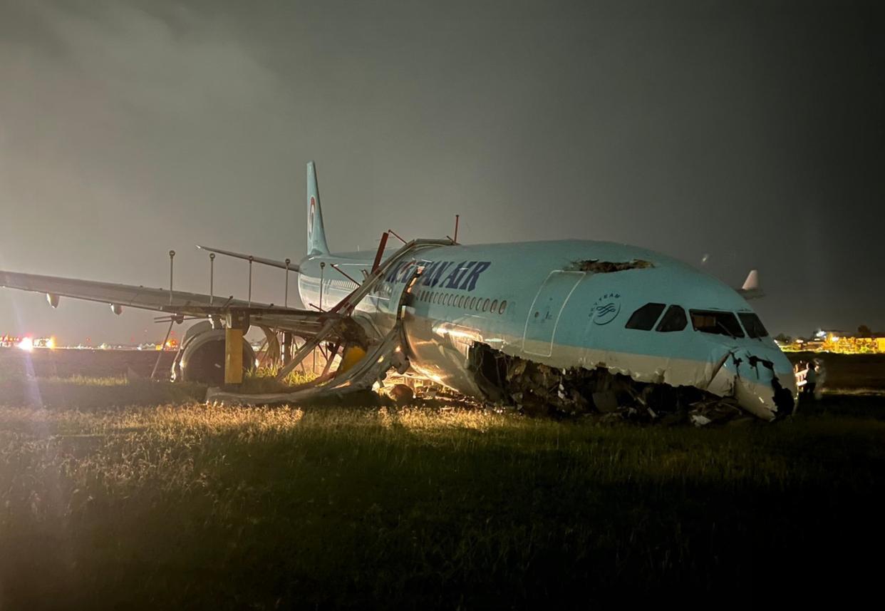 The South Korean passenger plane failed to land, the nose was smashed: the runway could not be ...