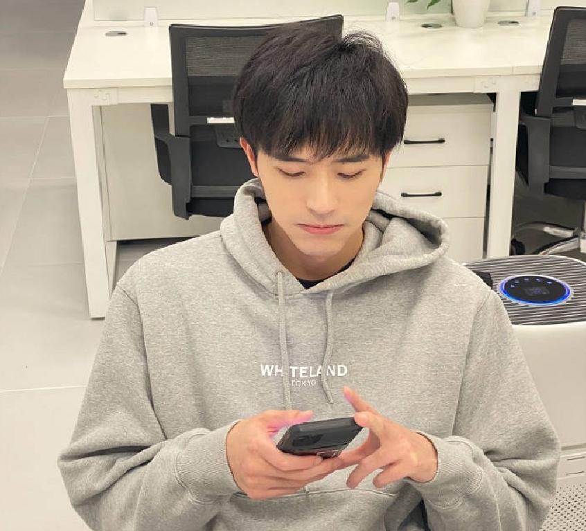 Chen Xiaojun celebrated his birthday on the crew, Xu Kaipin said that he would not eat sweets ...