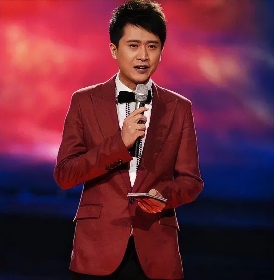 Famous host of CCTV, married to his wife for many years and has two ...