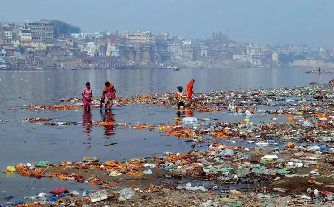 How dirty is the Ganges River in India?Upstream there is garbage and ...