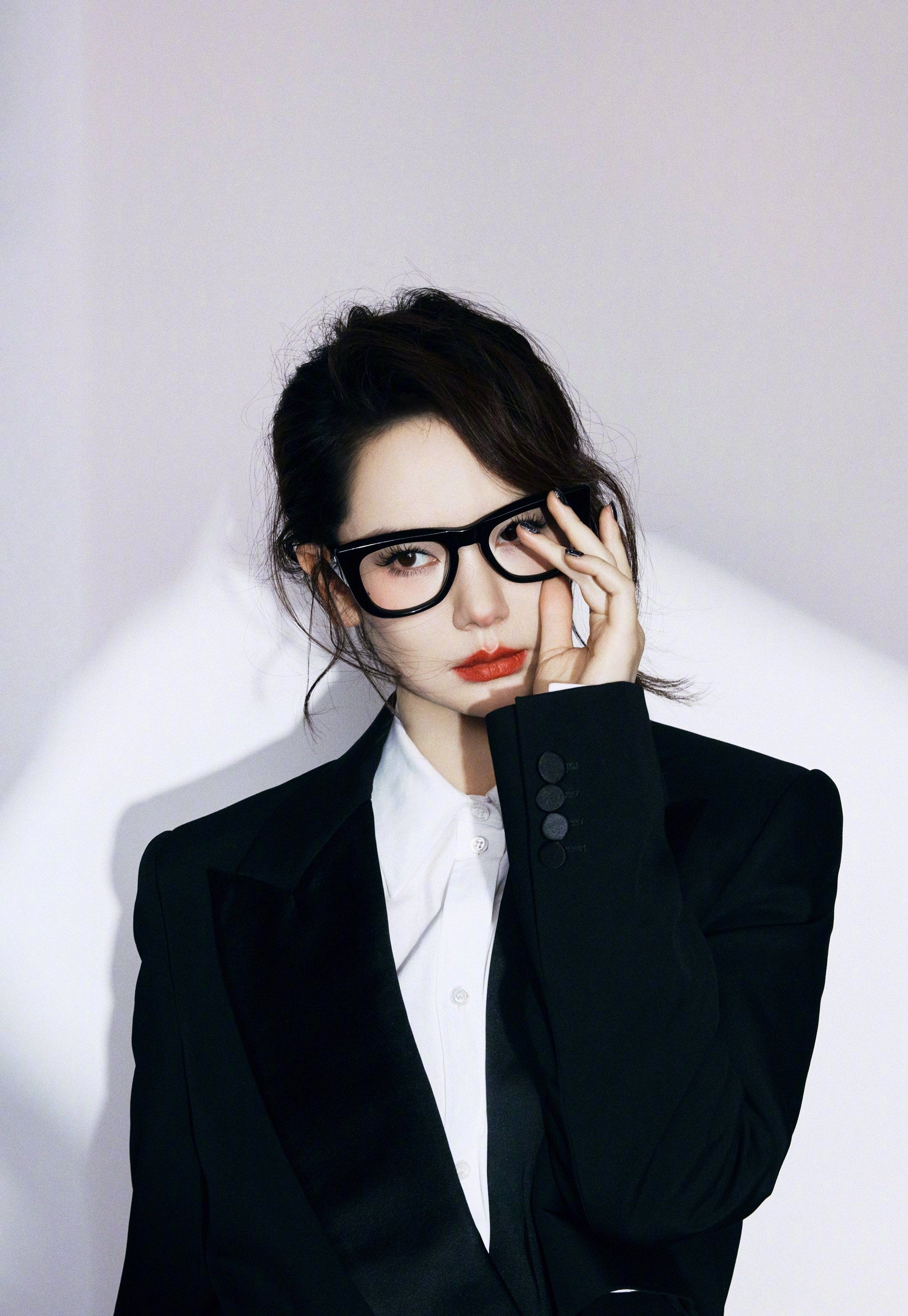 Qi Wei black suit domineering photo - iNEWS