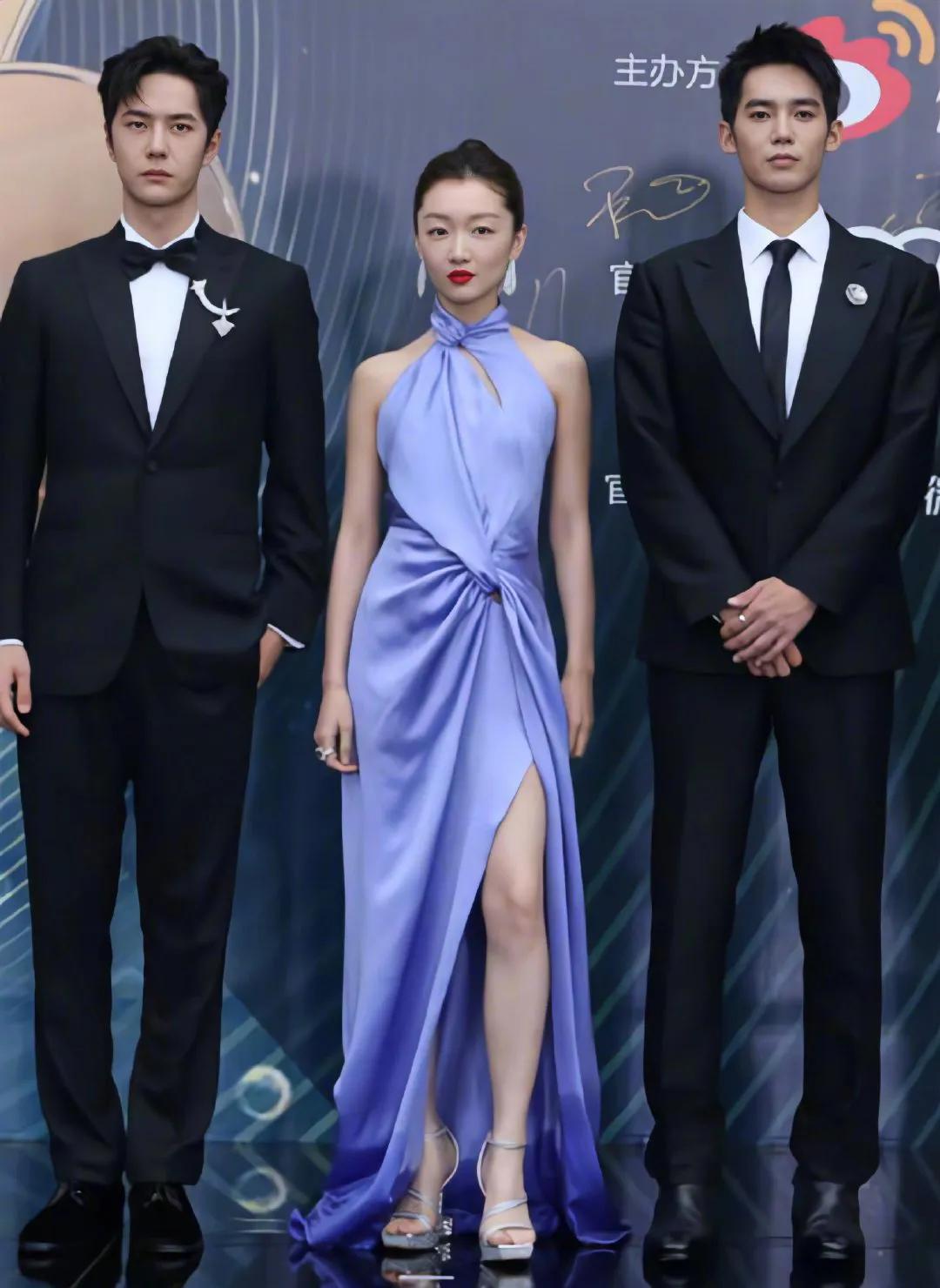 It's hard to describe the look of the actress on Weibo night: Ren Min wears a chest wrap, Liu ...