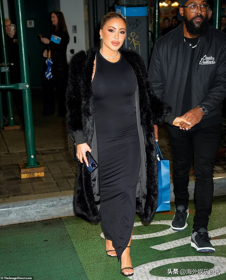 Lhasa Pippen, 48, and Marcus Jordan, 32, shop in New York's Diamond ...