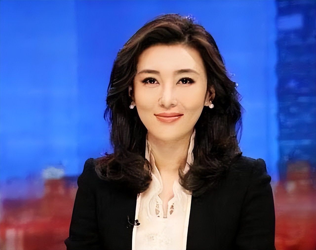 In 2002, CCTV host Shen Xuhua, only 33 years old, accidentally fell down the stairs and died ...