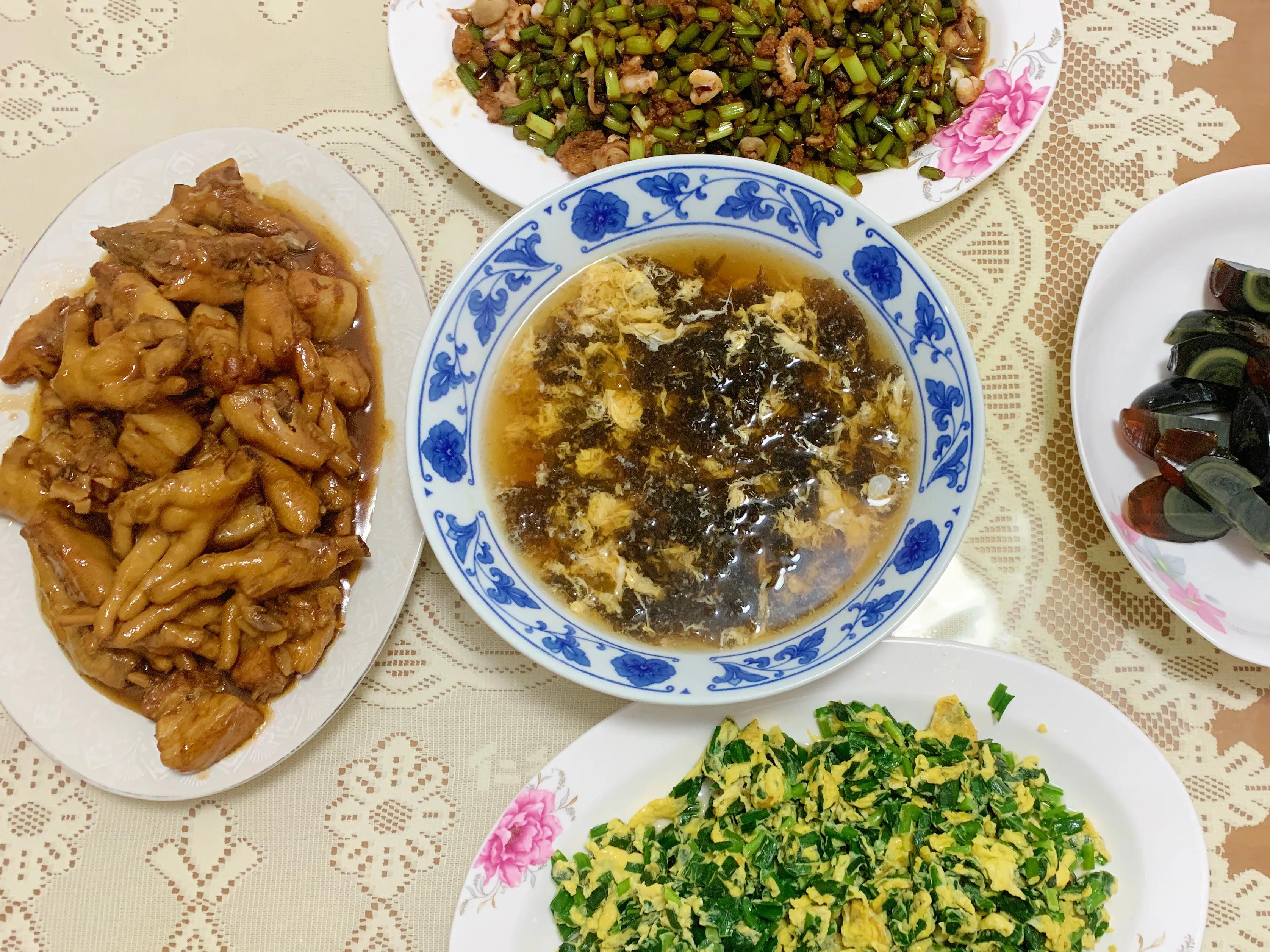 [Four Vegetables and One Soup] Pork Belly with Roasted Chicken Feet ...