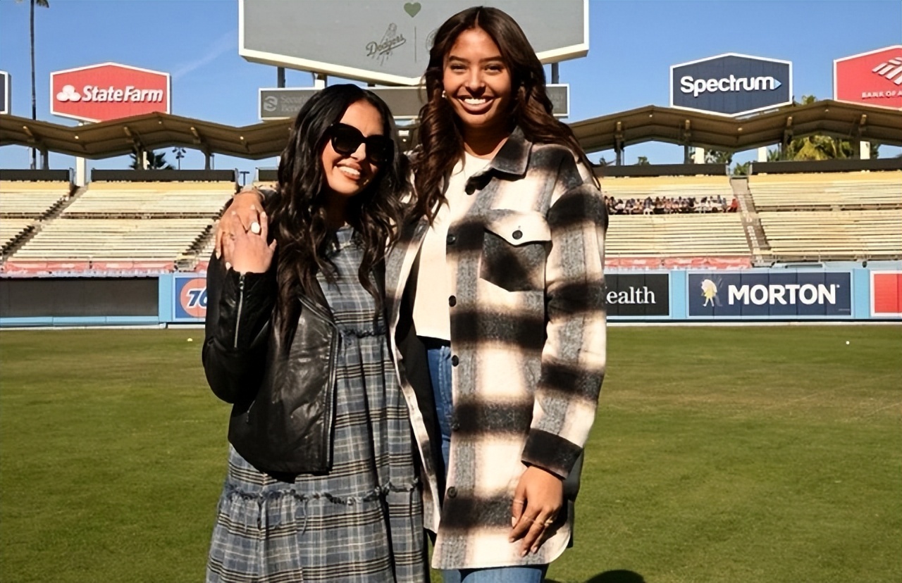 Vanessa took her daughter to participate in the event, dressed in a ...