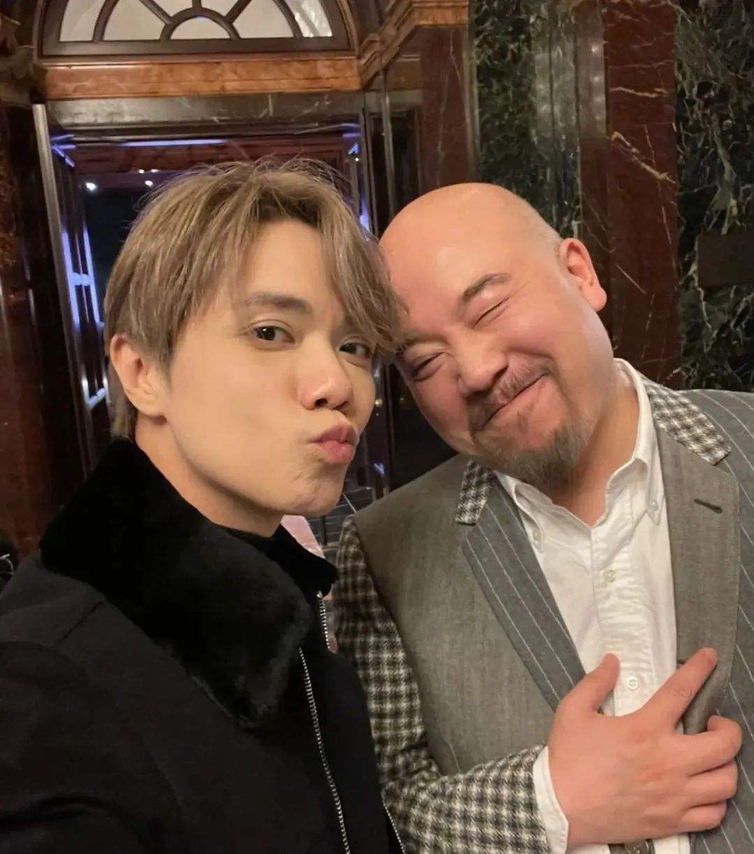 The Emperor's male singer took his parents on a trip for the first time ...