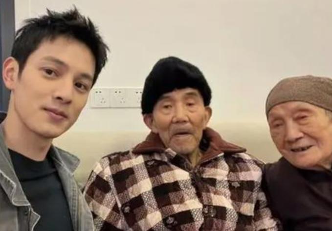 Wang Runze: "Hu Ge" from a poor family, his grandma picked up trash to ...