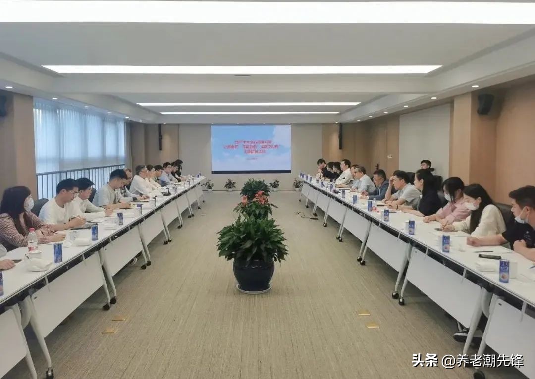 Lu Weiding talks with young people - iNEWS