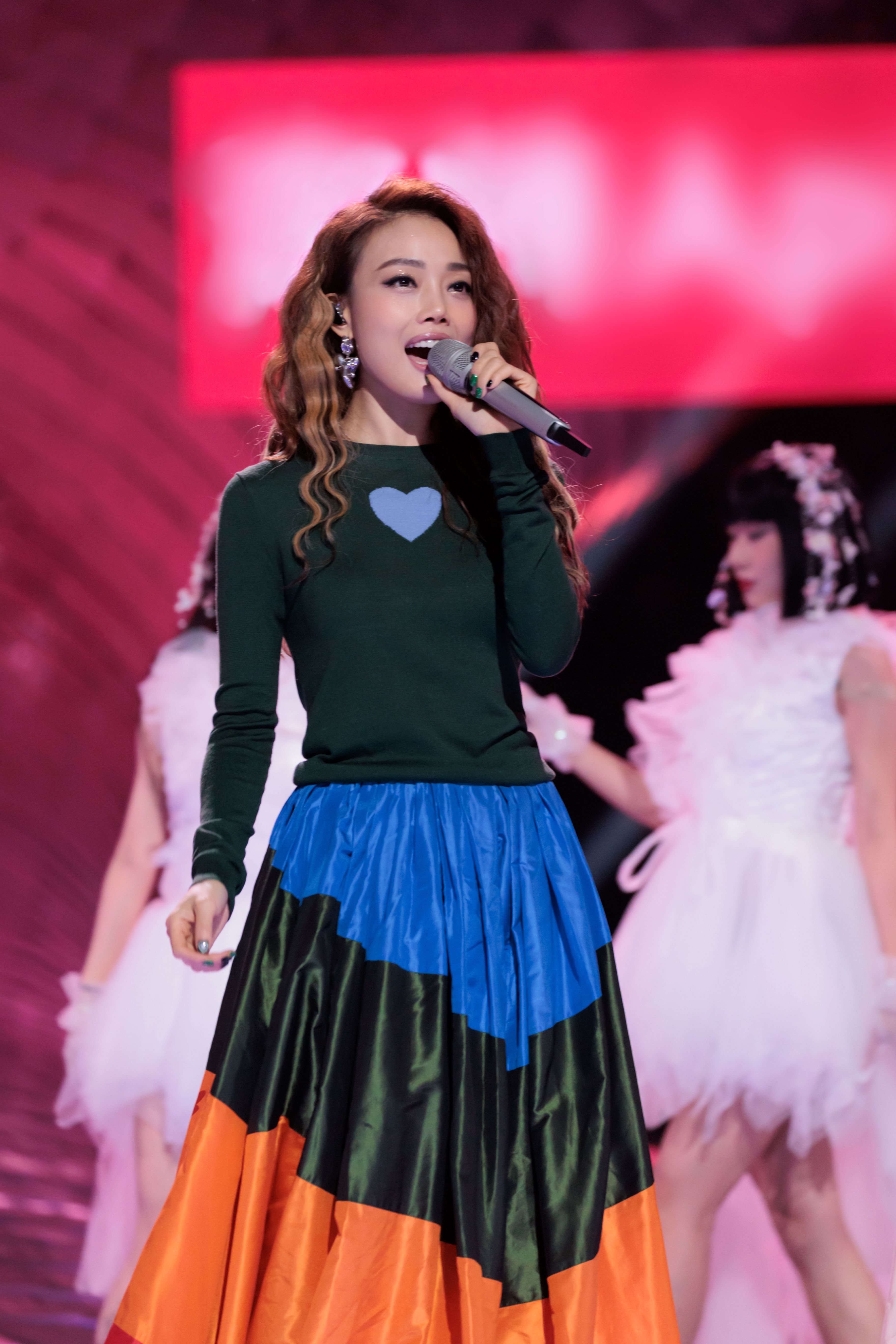 Joey Yung Hunan Satellite TV starts the New Year's Eve and sings "Rong ...