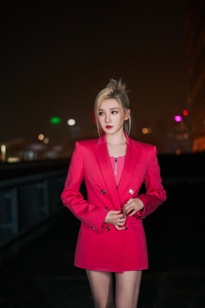 Chen Xiaojun is so temperamental, his every move reveals intellectual ...