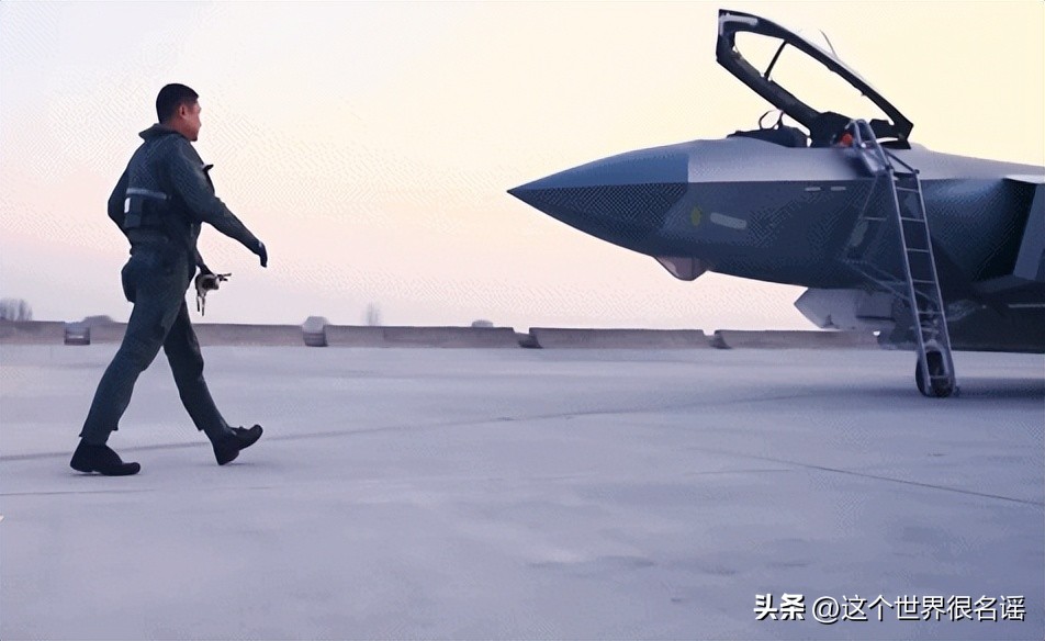 The J-20 rolls for four consecutive weeks and then jumps vertically ...
