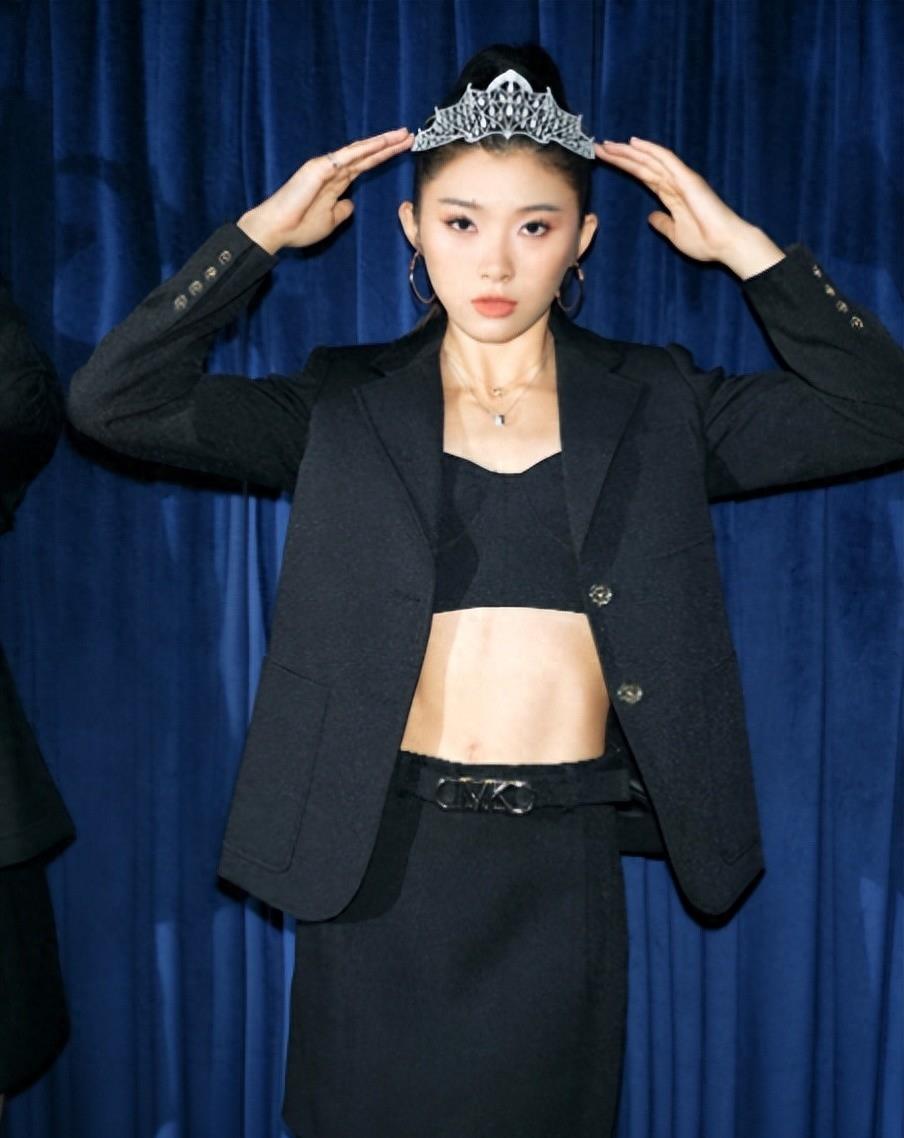 Goddess Wu Yanni appears on the cover, shining like the queen of ...