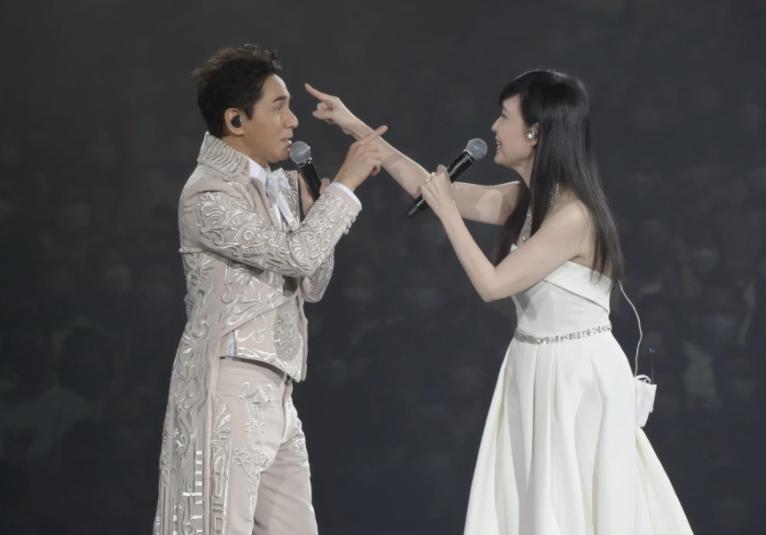 Zhou Huimin hugged Huang Kaiqin emotionally and sang a song "Love is ...