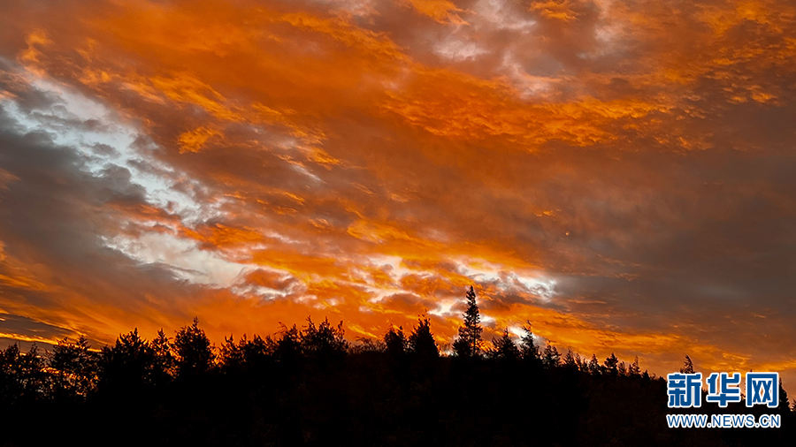 The morning glow in Dali, Yunnan is colorful and beautiful like a ...