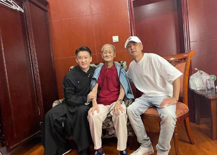 Crosstalk prodigy Pan Yunxia is back and has become a disciple of Li ...