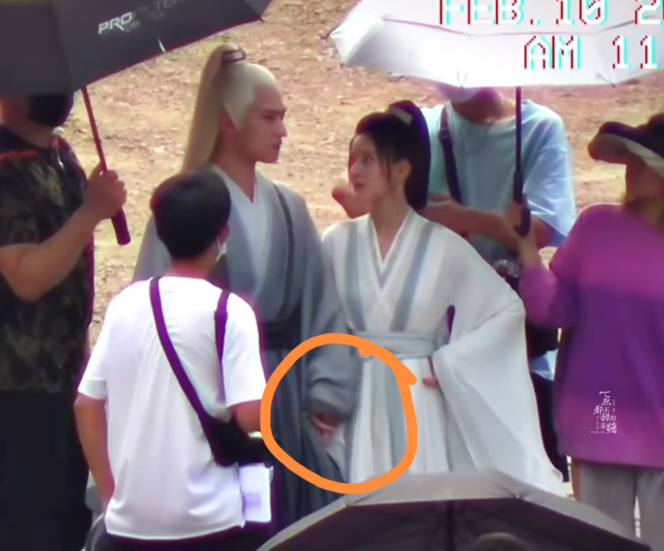 Yang Yang and Zhao Lusi's fingers clasped together on the set?Netizens broke the news: the two ...