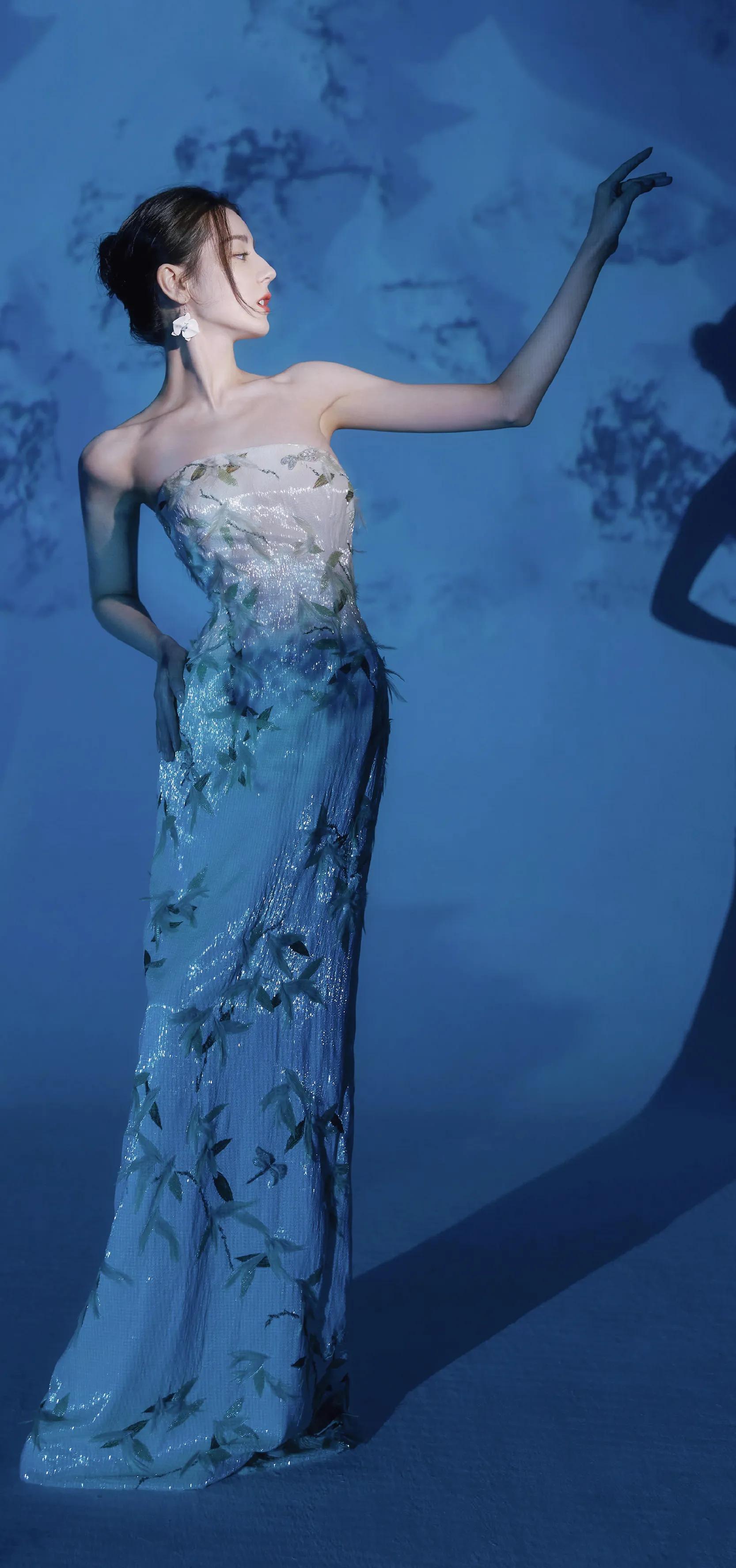 [Dilraba Wallpaper] Youlan lives in the vestibule, smoked and waiting ...