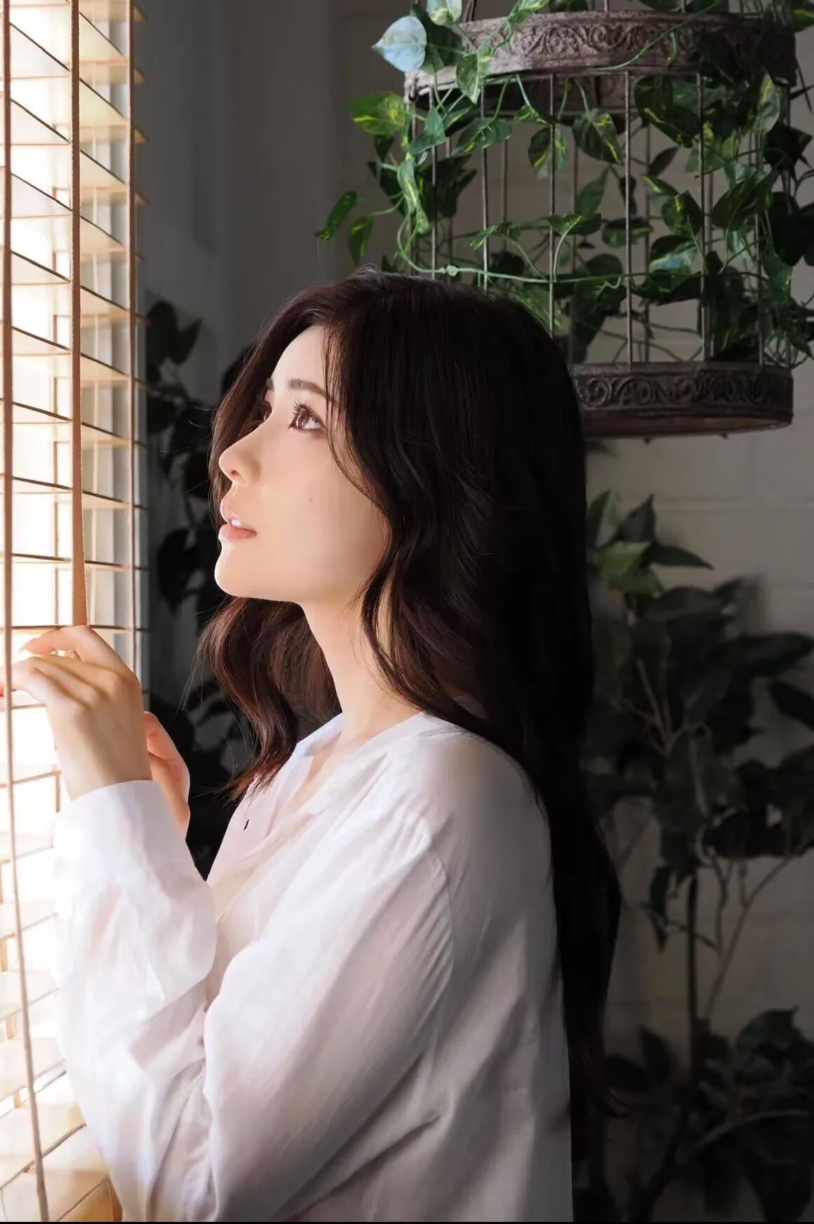 Natural beauty is hard to give up! Shen Muli wears and takes selfies in ...