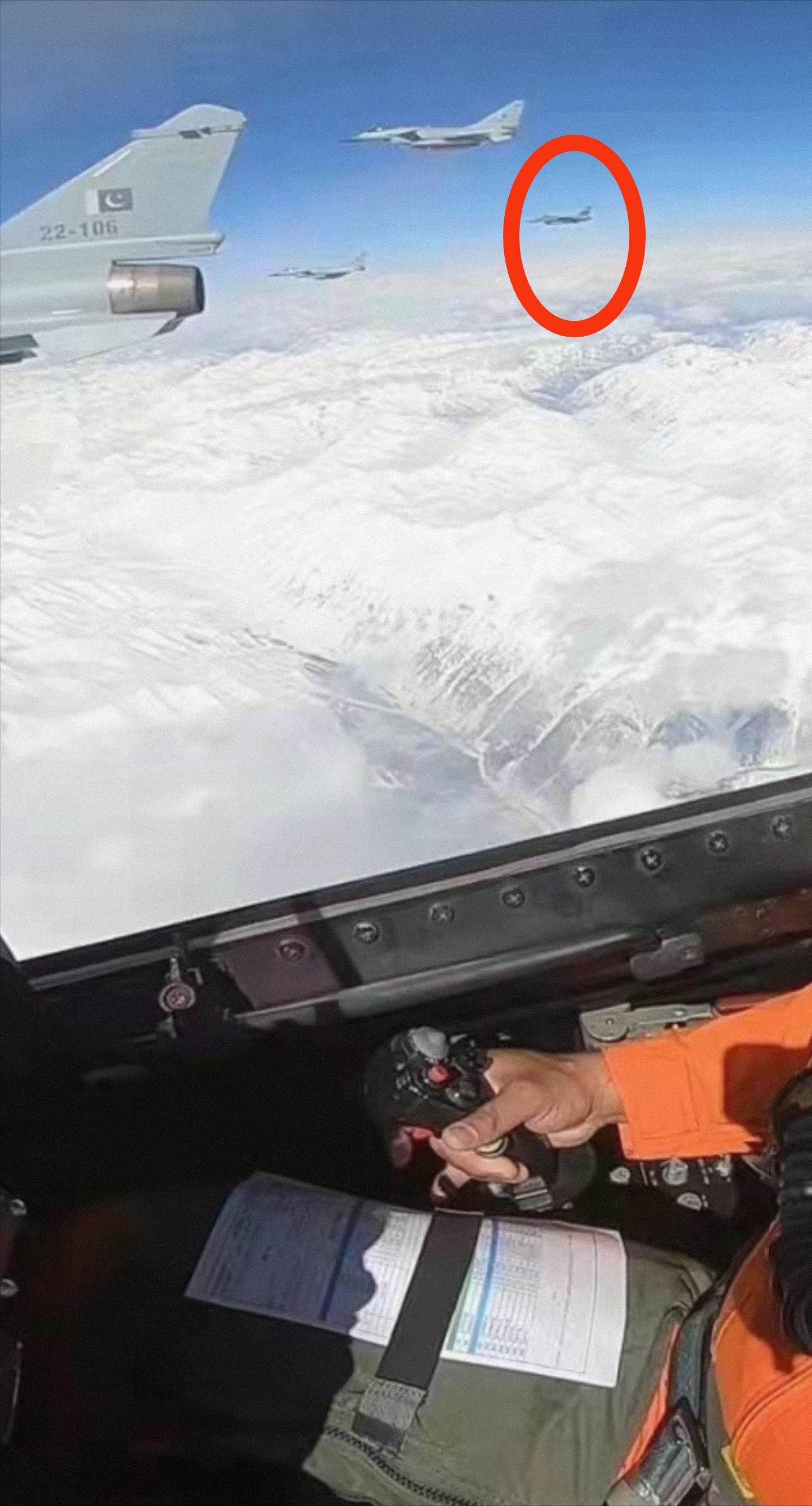 F16 escorts the J-10CE, the treatment is quite acceptable, and the universal composite pylon ...