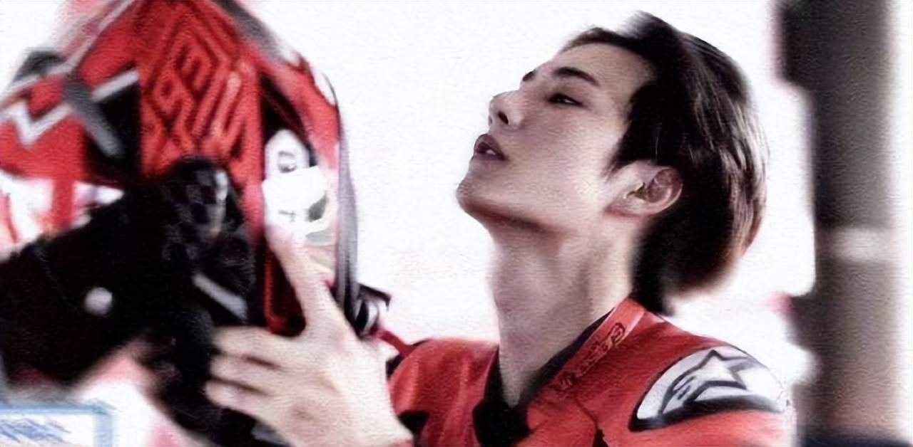 Wang Yibo's skateboarding at the airport caused controversy ...