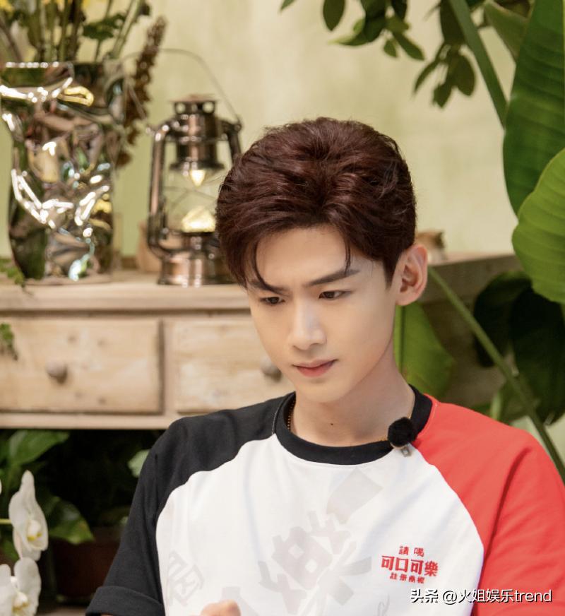 Bai Jingting's new hair color attracts attention, netizens: Don't dye ...