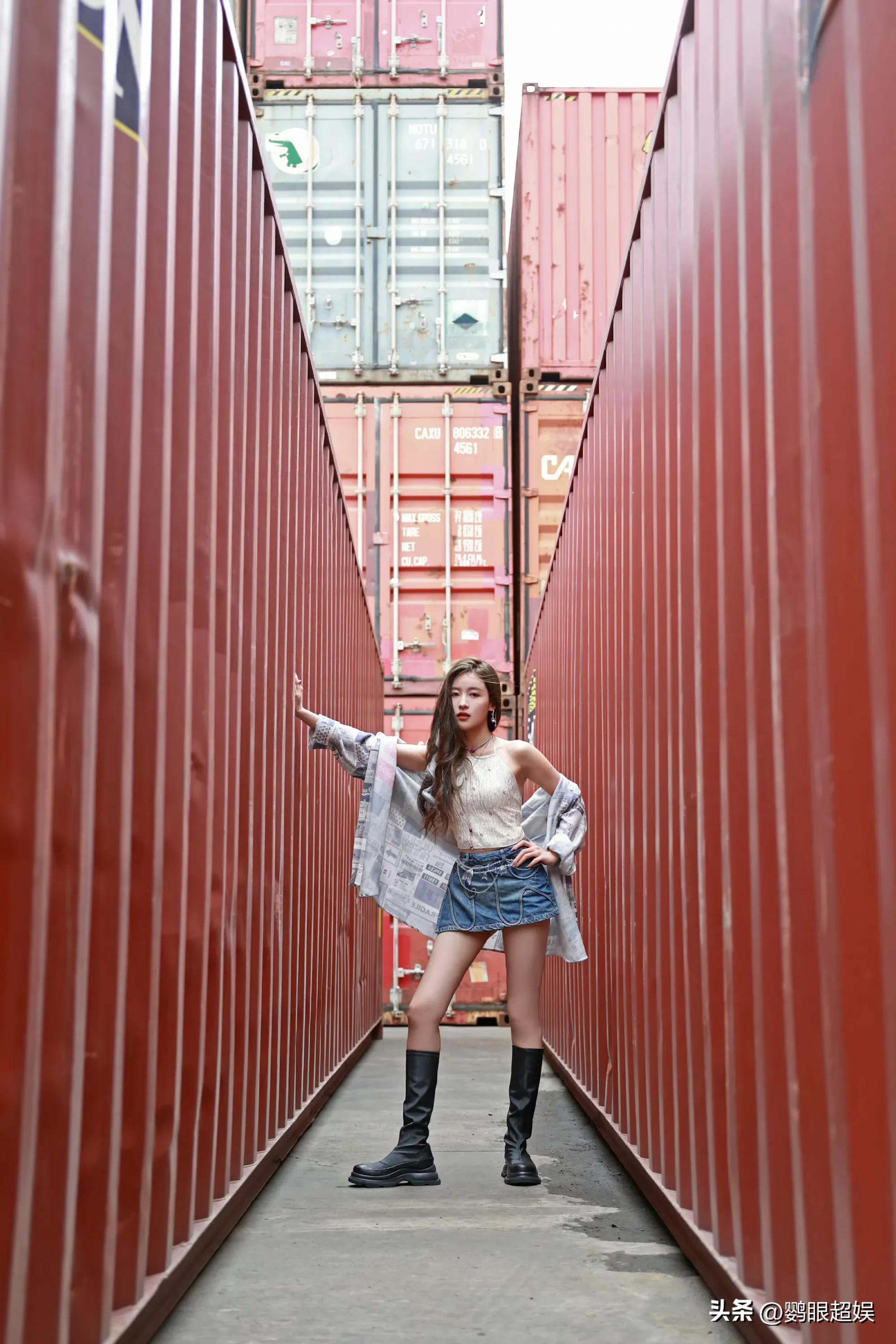 Sun Rui bellyband + denim skirt photo, so spicy - iNEWS